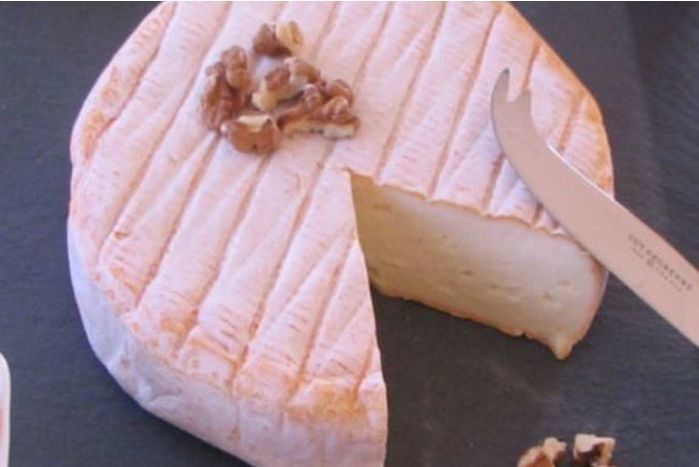 Buy Ermitage Brie Cheese Online | Mercato