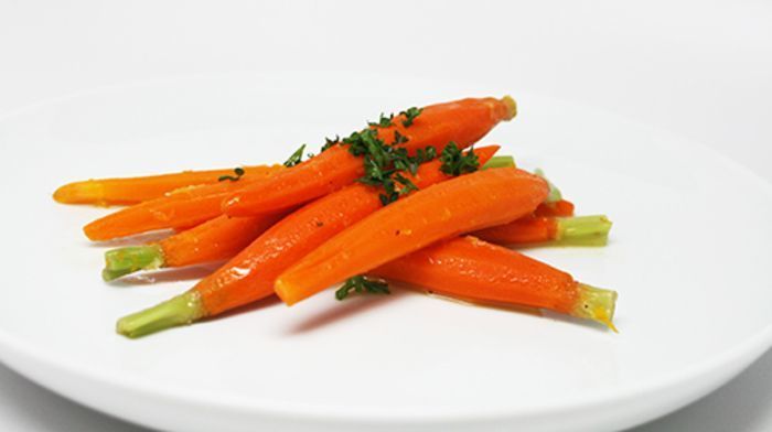 Buy Mini Carrots With Tops Online | Mercato